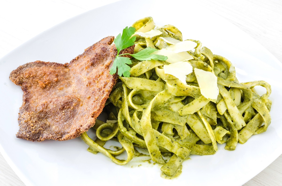 Tallarin Verde Peruano Tallarines Verdes Con Empanizado De Pollo, Una