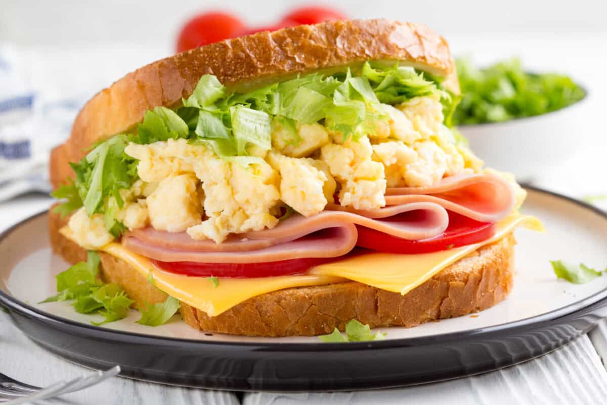 Cómo hacer un delicioso sándwich de huevo revuelto con jamón y queso ...