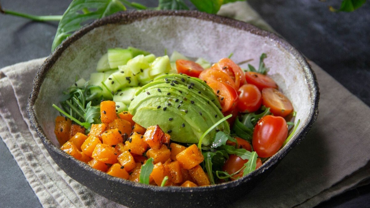 Receta de ensalada de calabaza con aguacate, tomate y pepino - Comedera ...