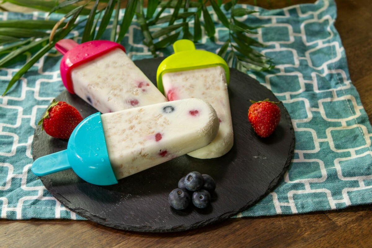 Receta de paletas de yogurt con frutas y avena - Comedera - Recetas ...