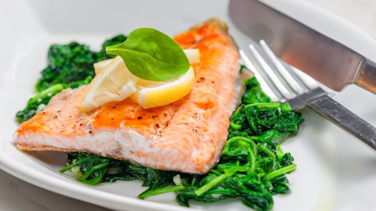 Delicioso filete de salmón con espinacas salteadas - Comedera - Recetas ...