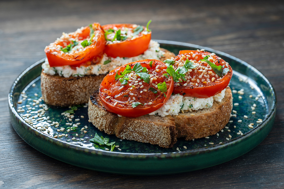 Tosta de Tomates Rostizados con Queso Feta: Receta Fácil - Comedera ...