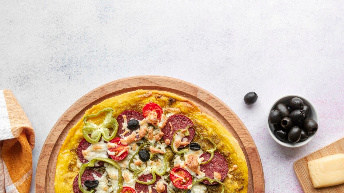 Prepara una pizza mediterránea vegana en casa, fácil y rápido