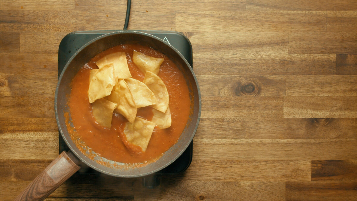 Prepara Paso A Paso Unos Deliciosos Chilaquiles En Salsa Roja