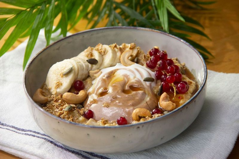 Cómo hacer un bowl de avena y maple para el desayuno - Comedera ...