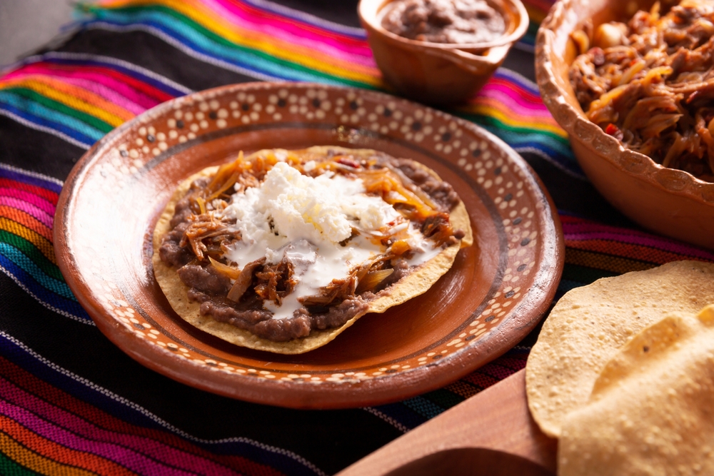 Receta de tostadas de frijoles con queso