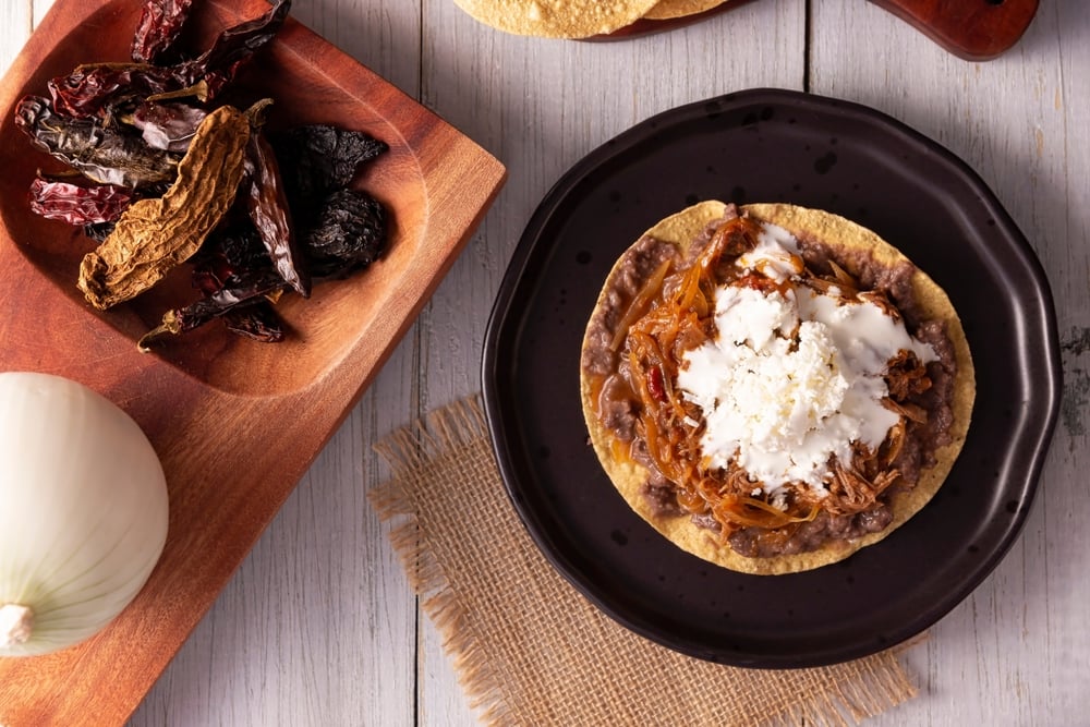 Cómo preparar tostadas de tinga de res