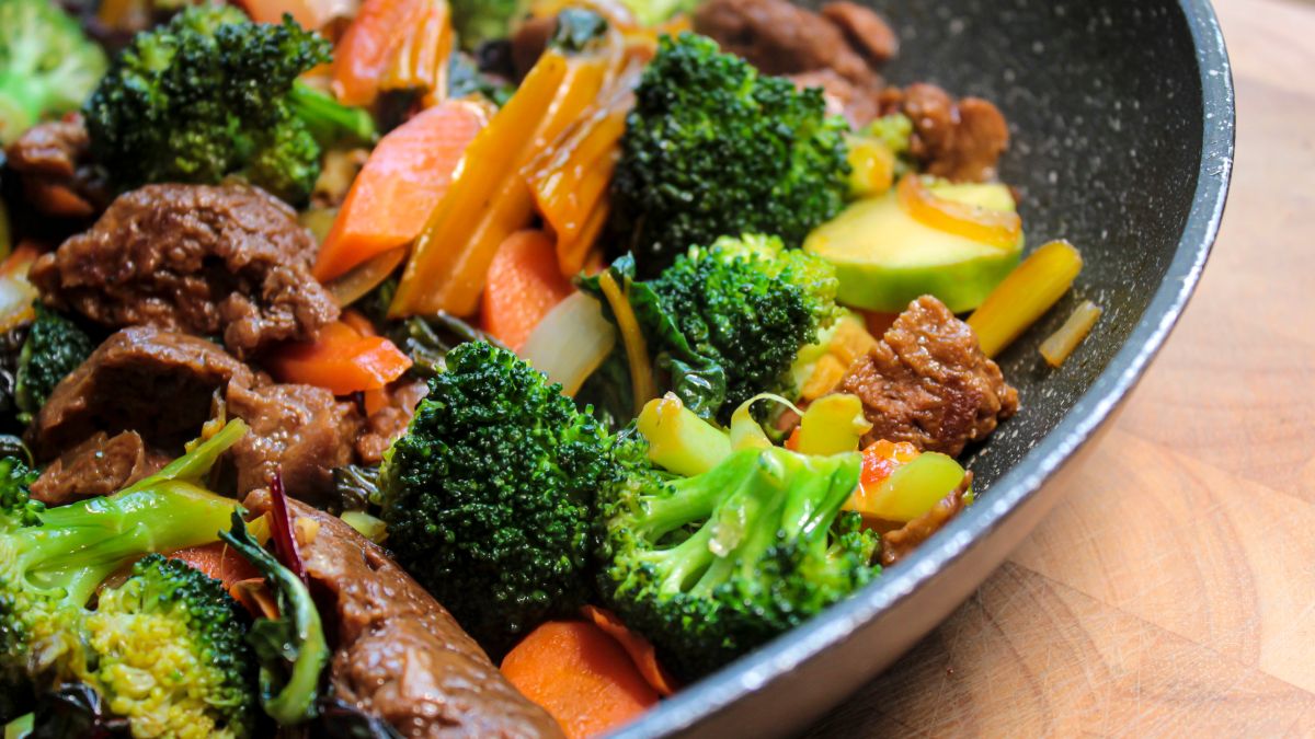 Salteado de seitán con verduras: receta vegana y fácil