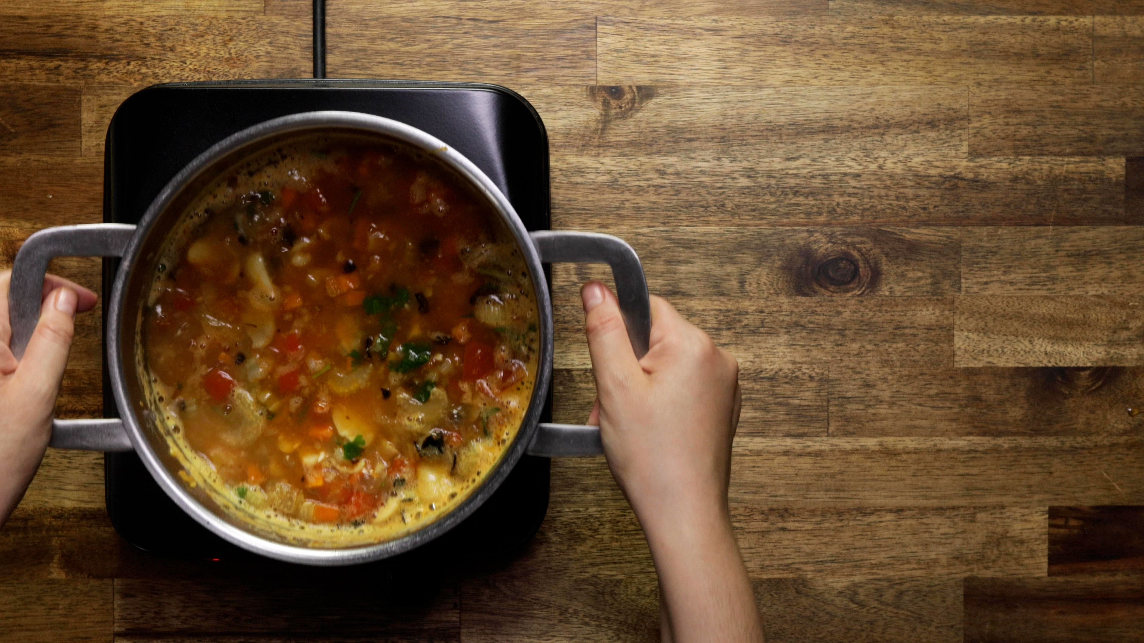 Prepara una deliciosa sopa de habas: receta fácil