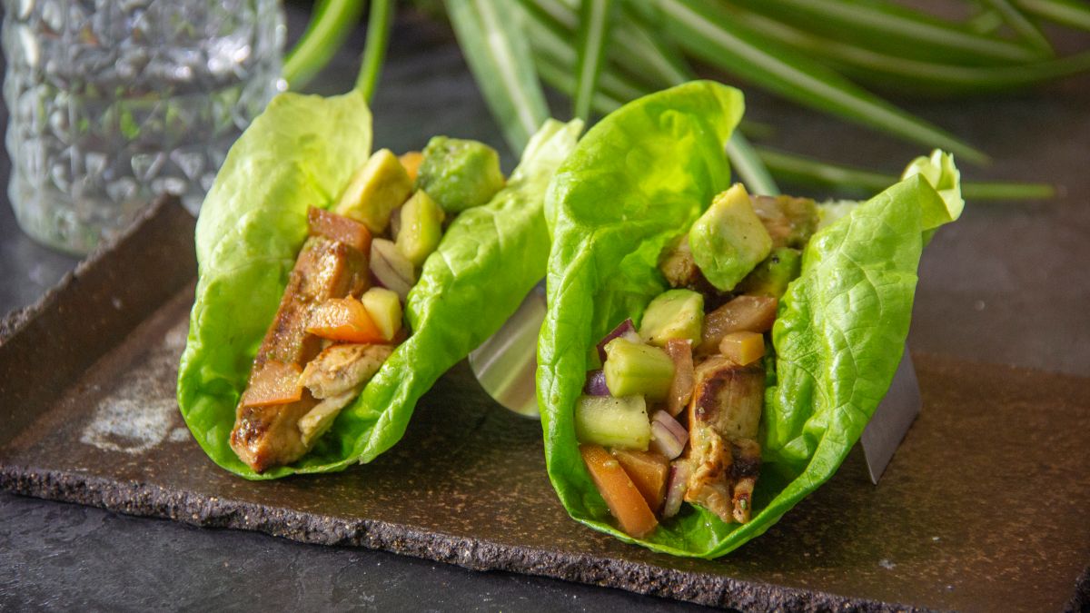 Tacos de lechuga con ensalada de pollo: receta fácil