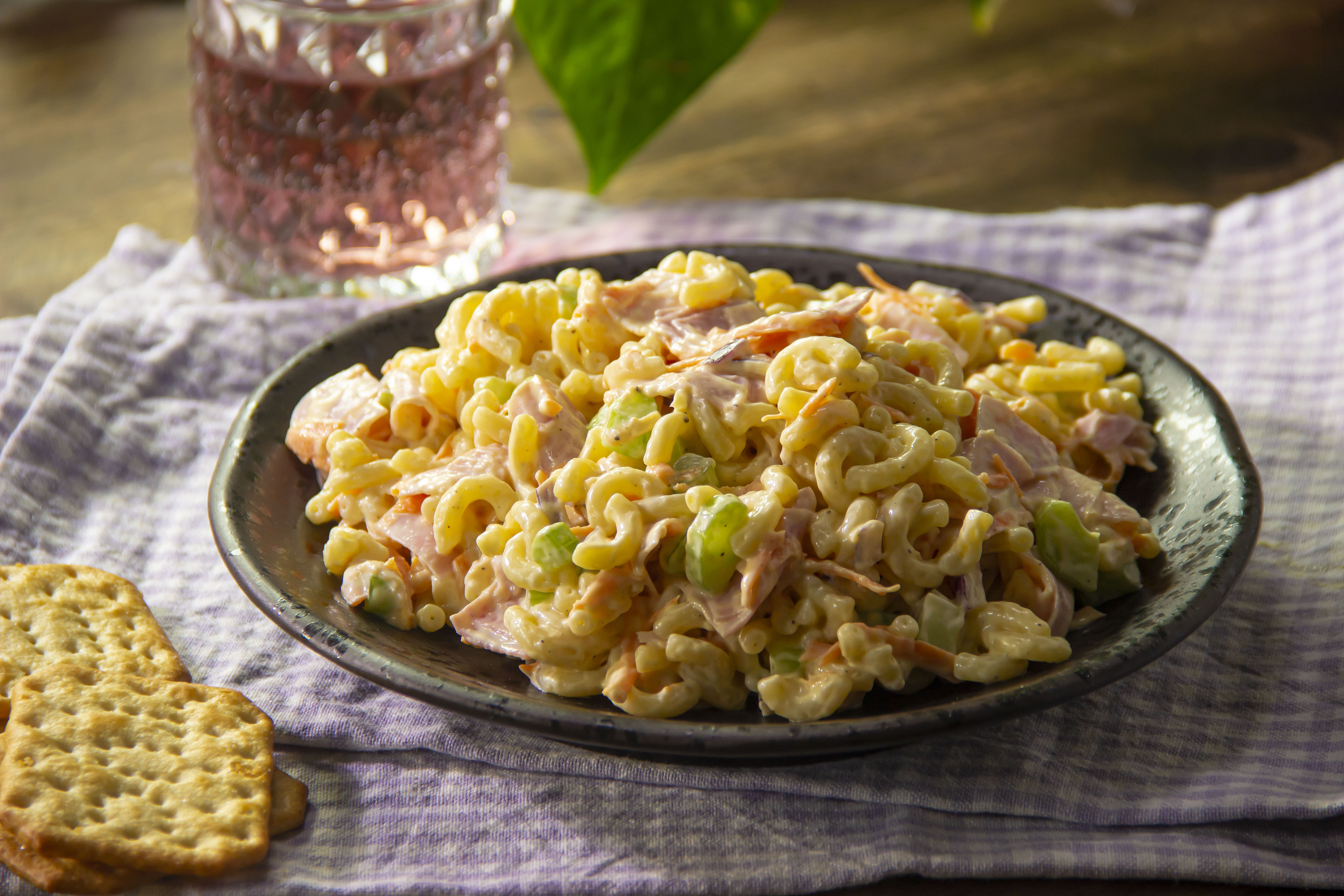 Cómo hacer ensalada de coditos con jamón