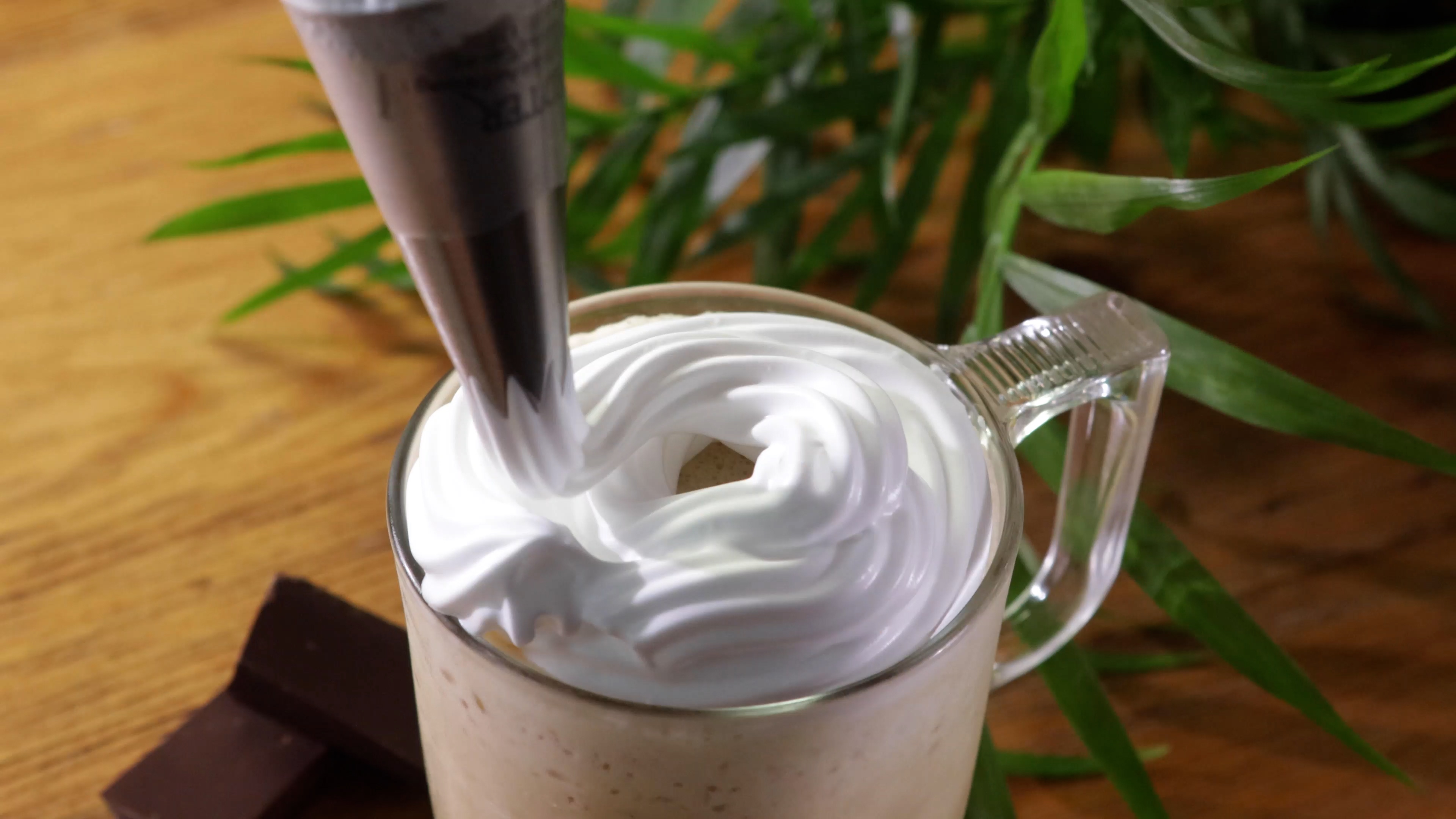 Prepara un refrescante frappé capuccino rompope