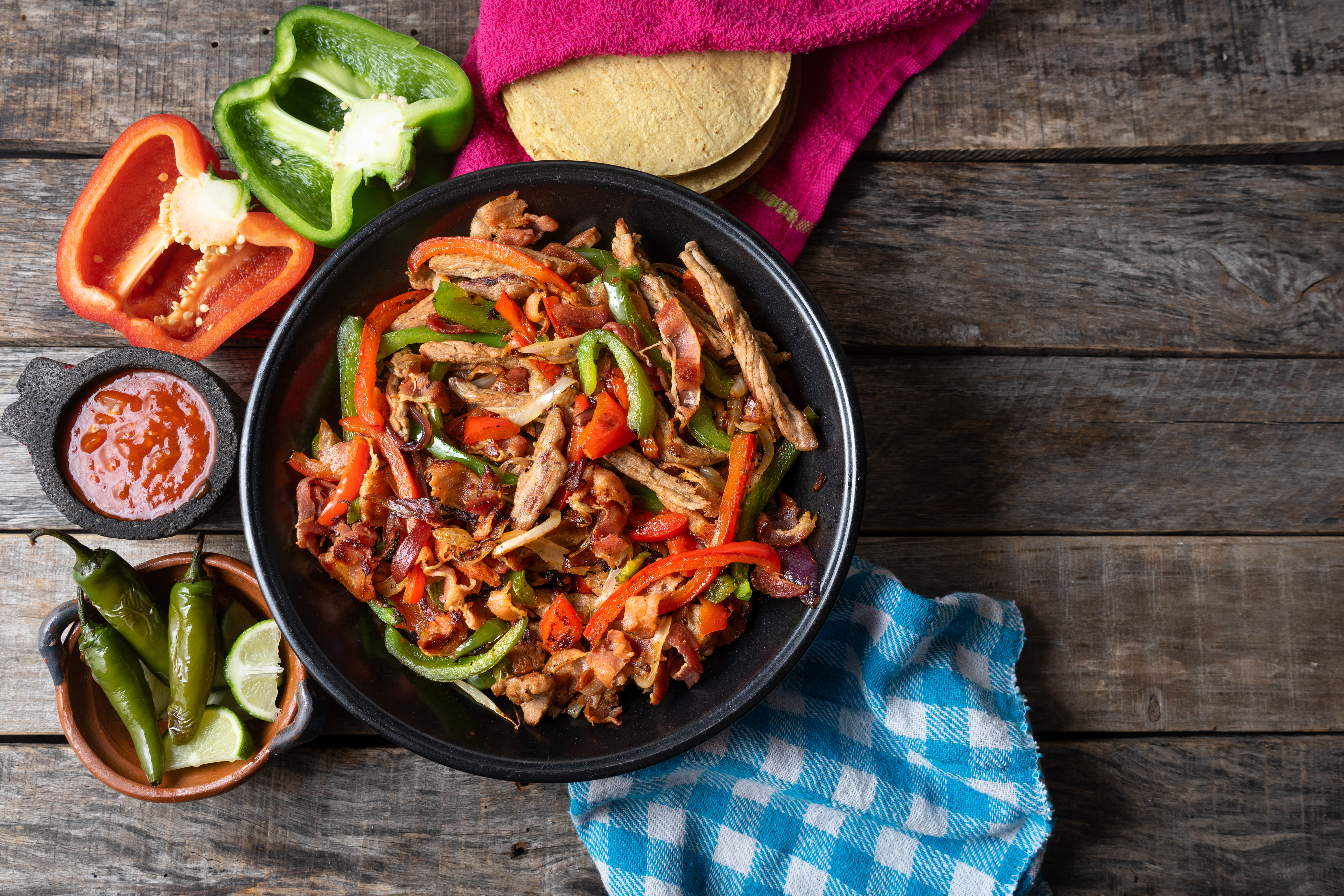 Prepara un jugoso alambre de res con pimientos: receta fácil