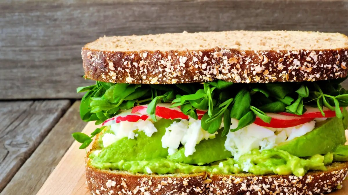 Sándwich de pan integral con aguacate y queso fresco - Comedera ...
