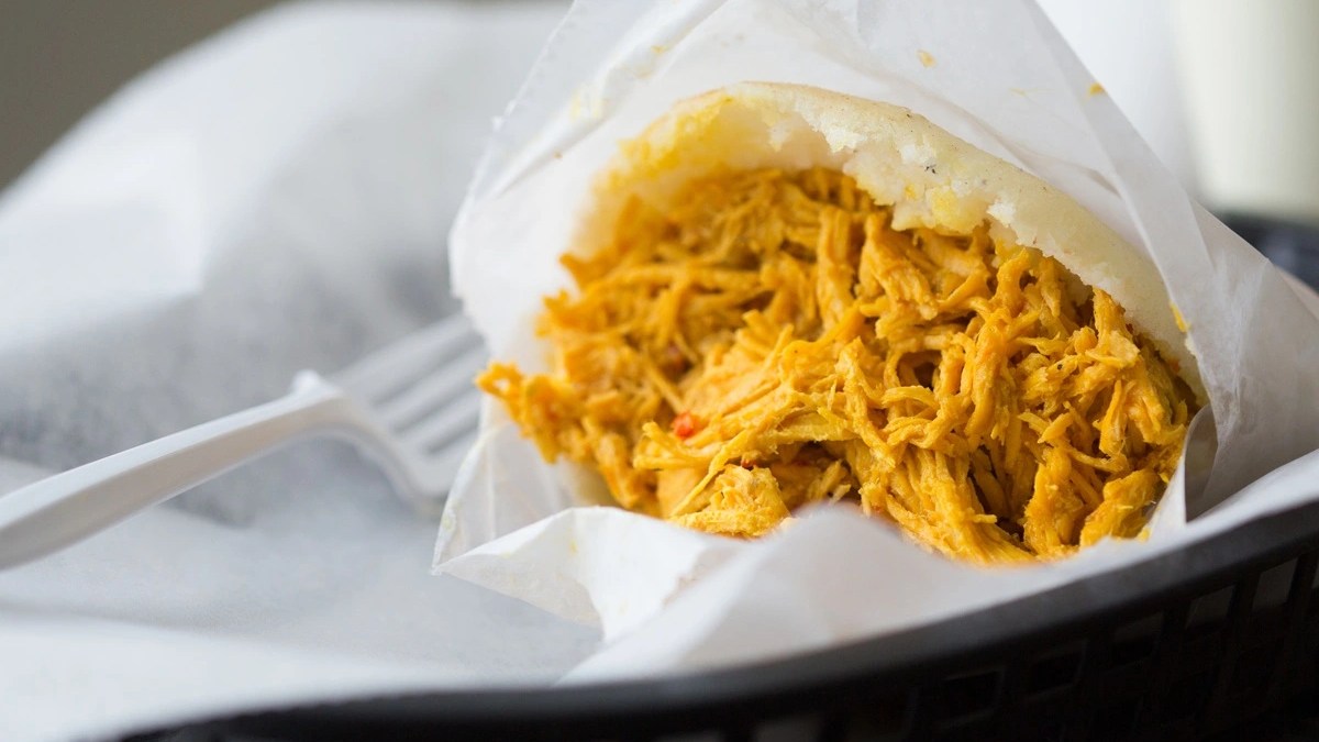 Cómo hacer arepa de pollo mechado, receta venezolanísima - Comedera ...