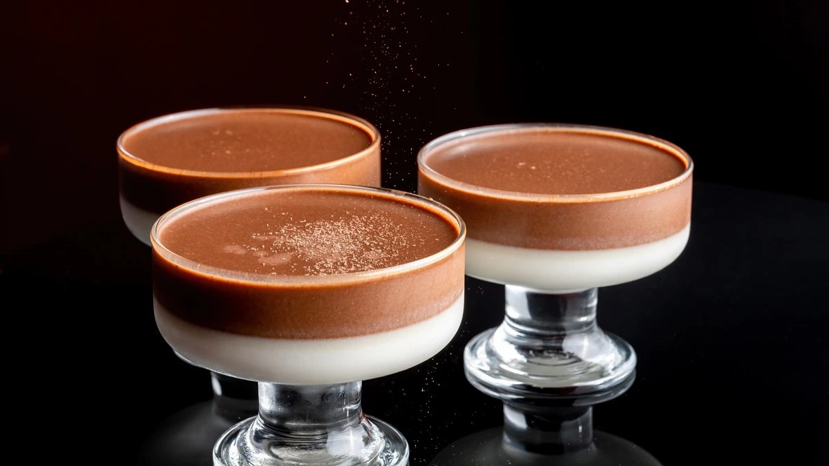 Copas de chocolate y nata: postre fácil