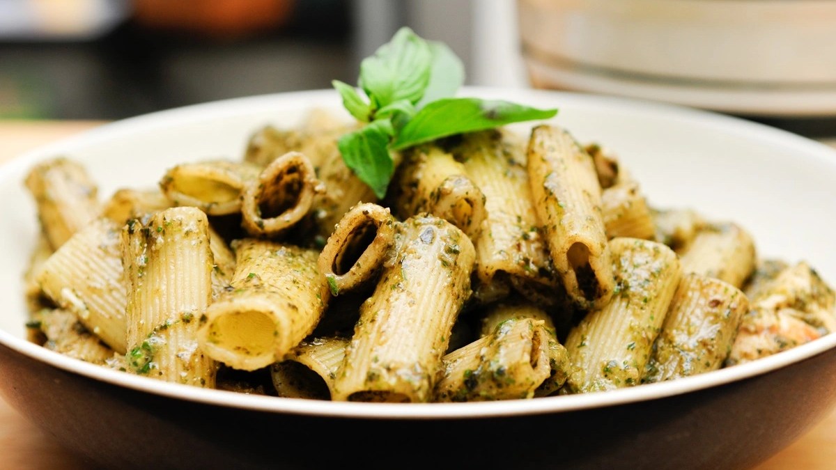 Rigatoni con pollo y pesto, una receta sencilla y deliciosa - Comedera ...