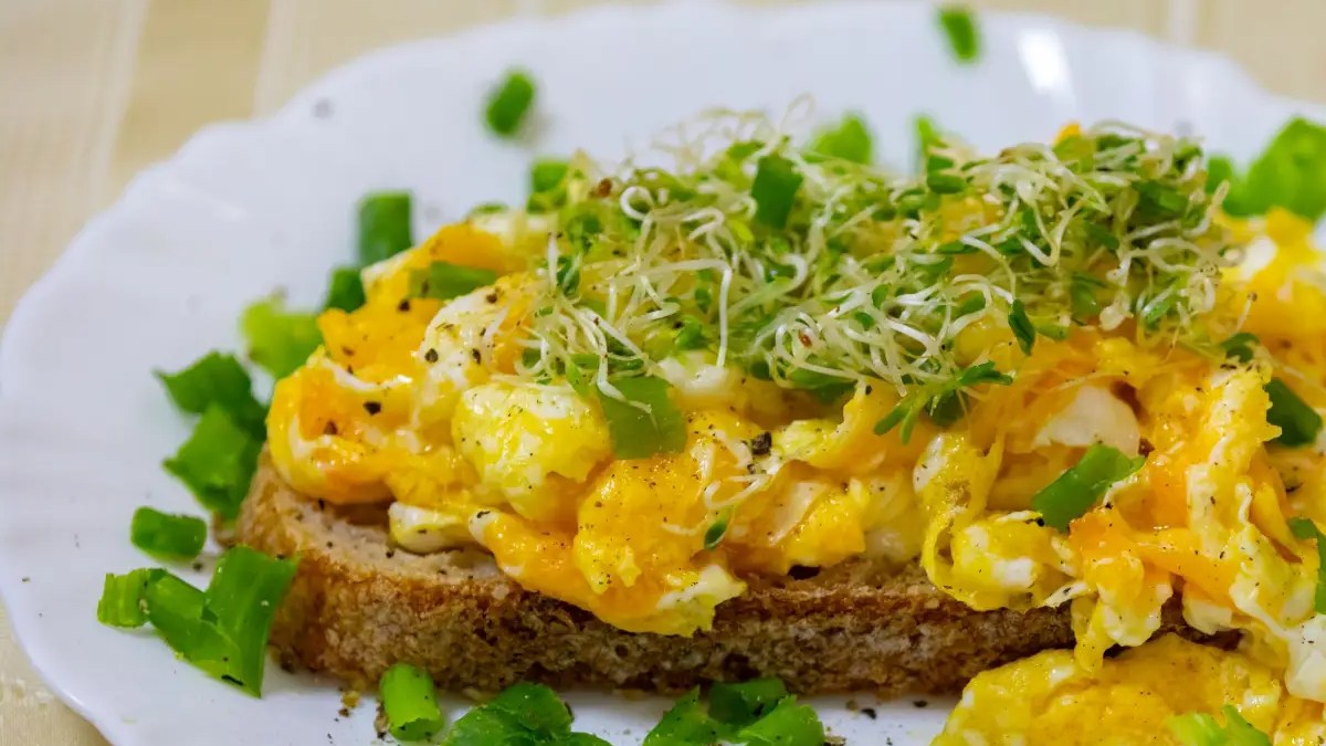 Tostada de huevo con alfalfa muy saludable - Comedera - Recetas, tips y ...