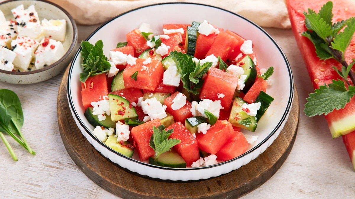 Ensalada fresca de sandía, pepino y queso feta